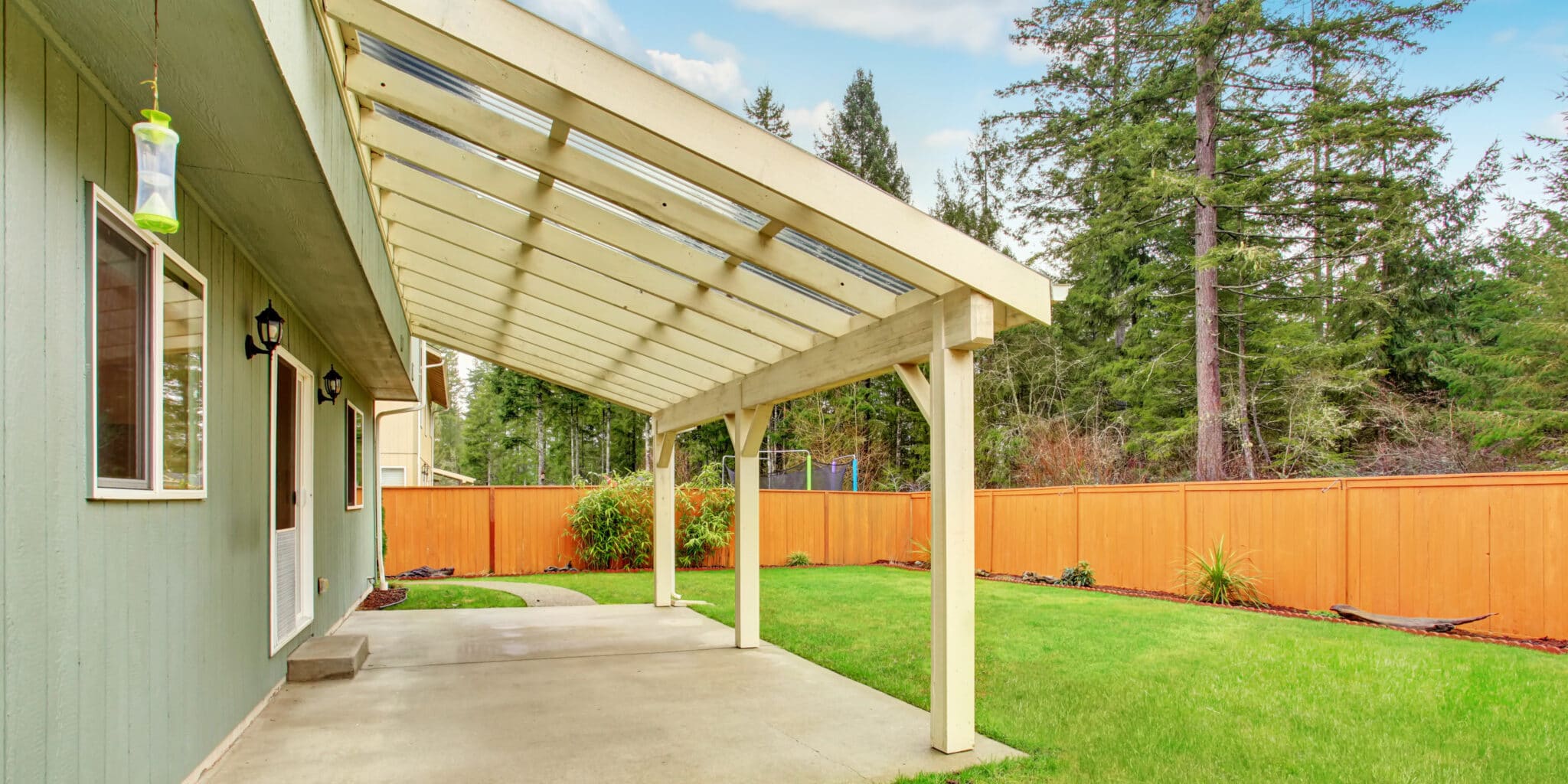 Overkapping aan huis: uitvoeringen & prijzen [+ Inspiratie]